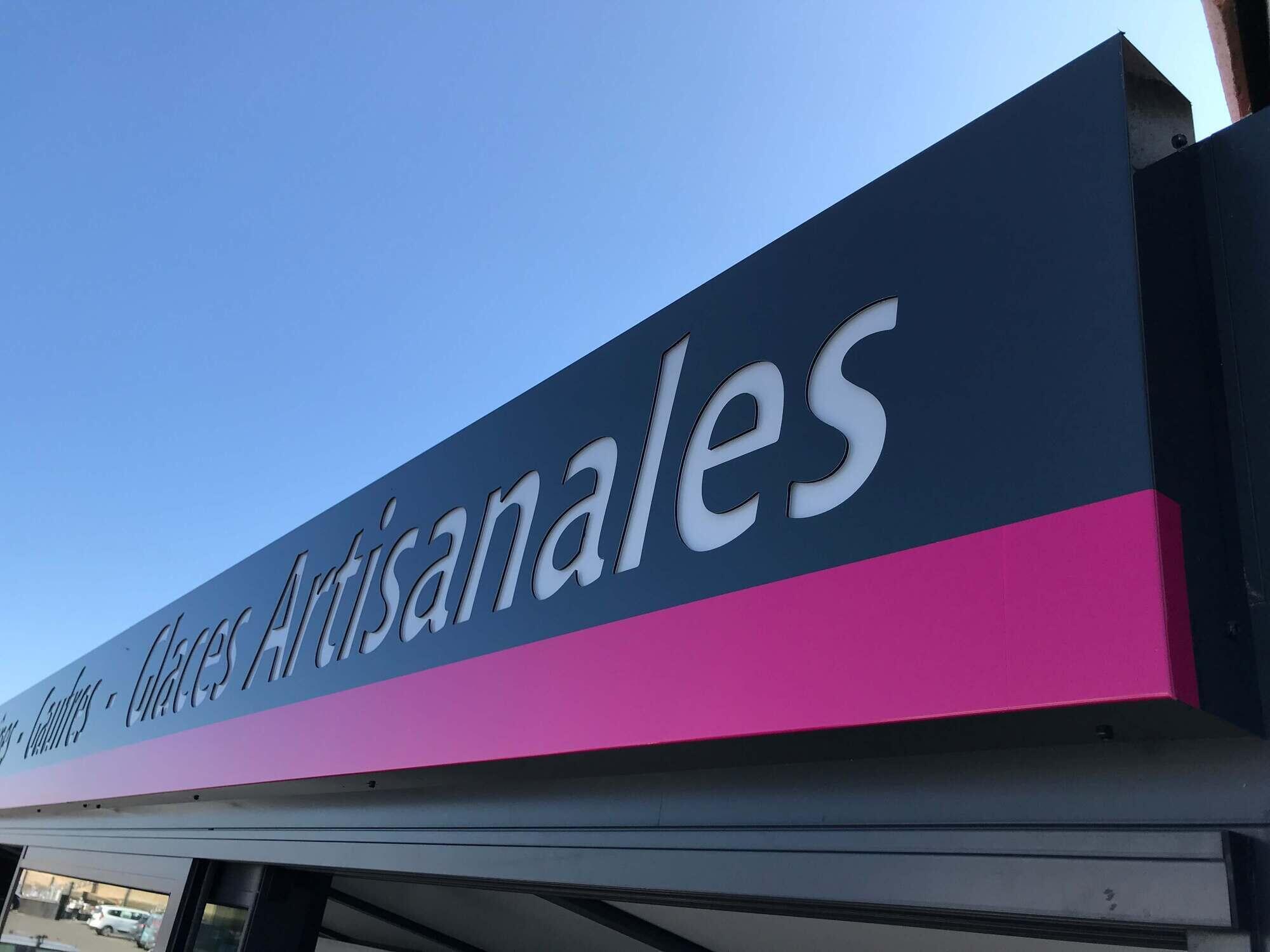 Notre gamme d'enseignes extérieures - Plexico Créations